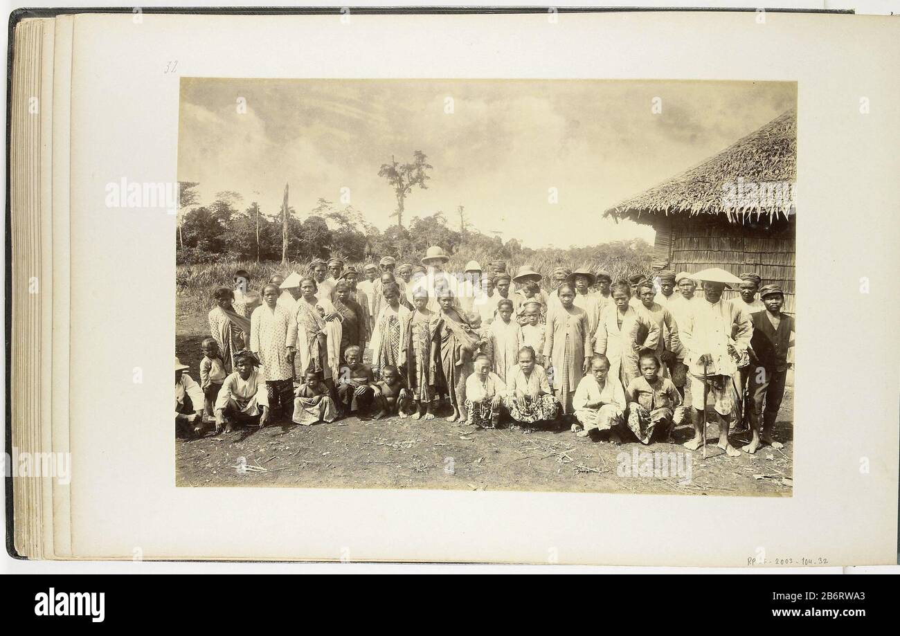 Groepsportret van Javaanse mensen en een Europeaan in Quala Bingei ...