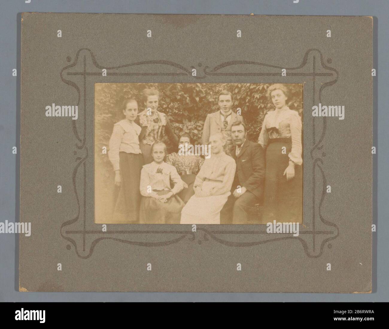Groepsportret van een onbekende familie in een tuin Group portrait of ...