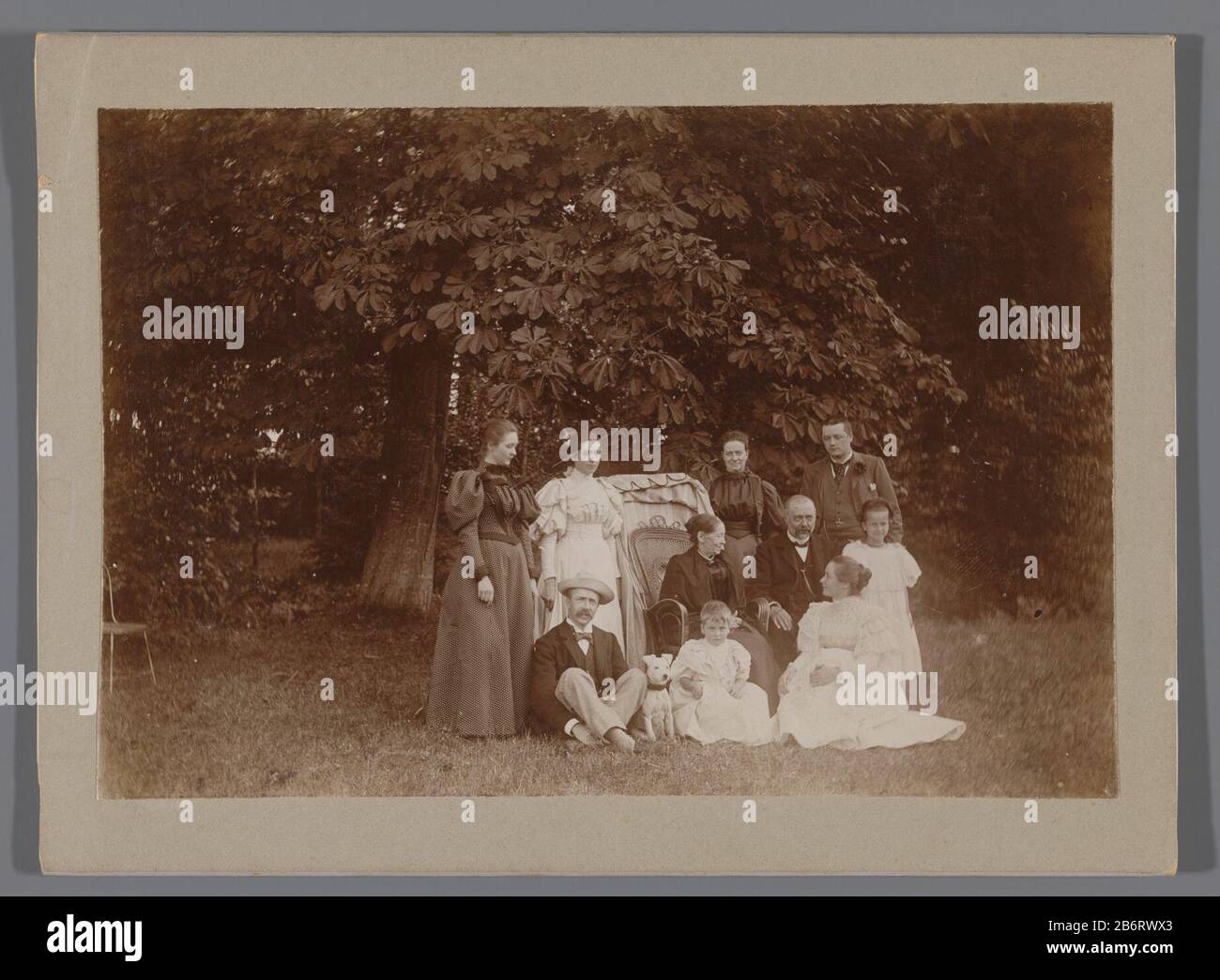 Groepsportret van familie Jonker en Jonker Nije Group portrait of ...