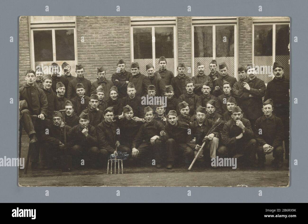 Groepsportret van soldaten in uniform voor een gebouw Group portrait of ...
