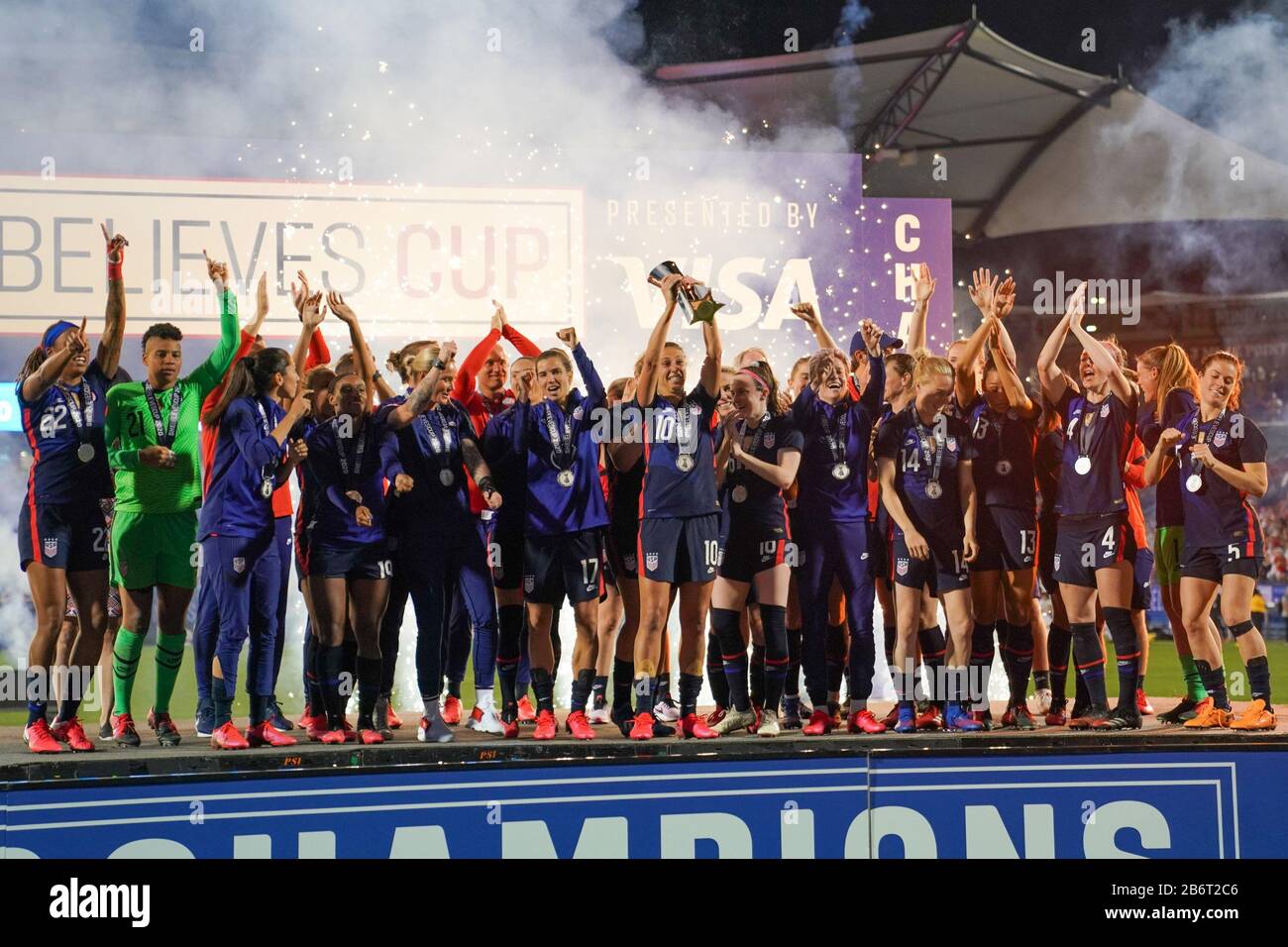 Uswnt trophy hi-res stock photography and images - Alamy