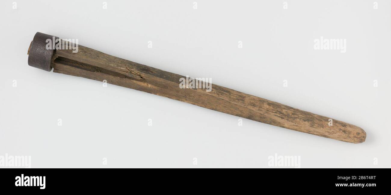 Handvat, spits toelopende stok van hout en ronde ijzeren ring Handvat ...