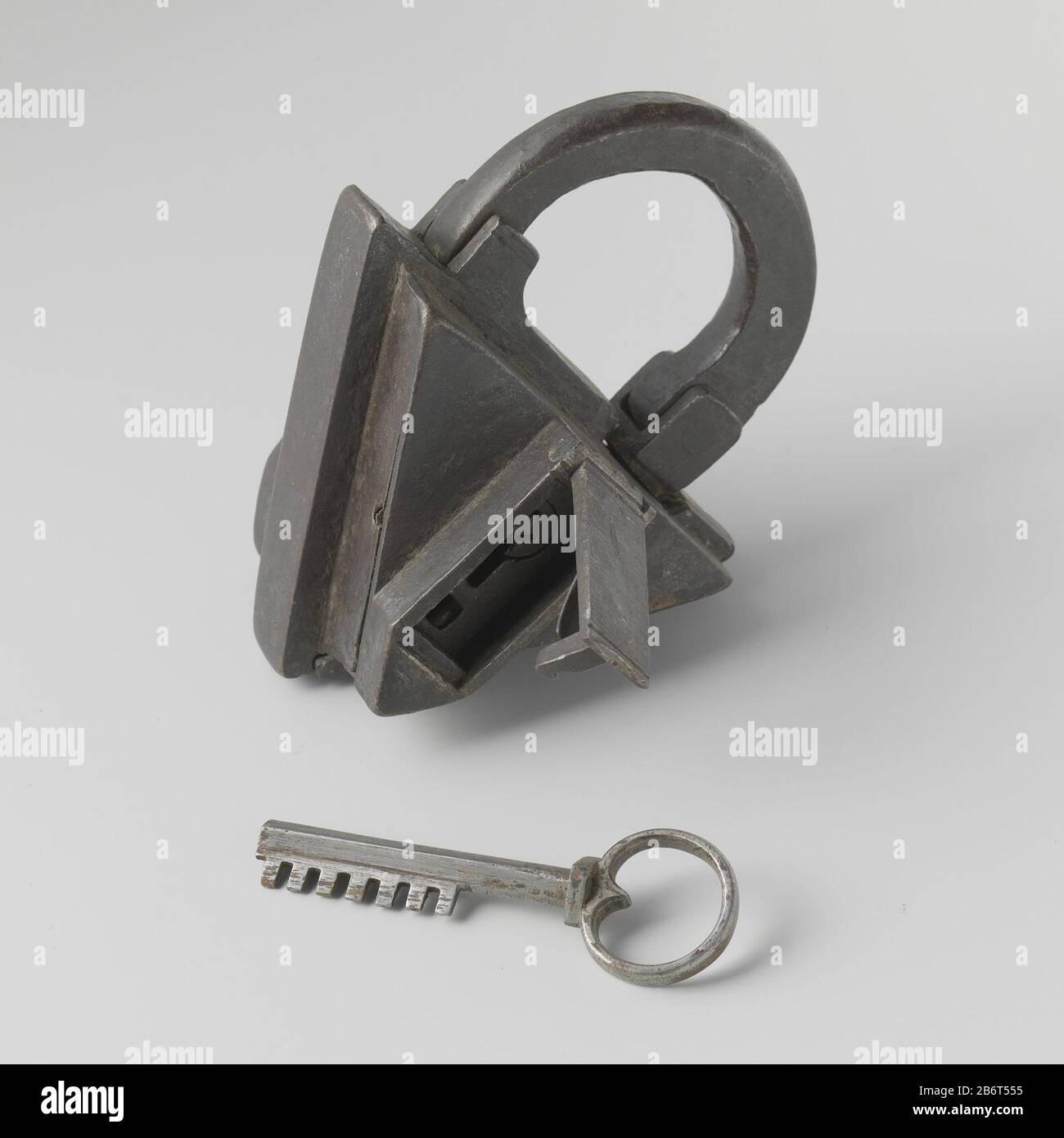 Hangslot Een driehoekig hangslot met sleutel. Dimensions: h 17,0 cm. × ...