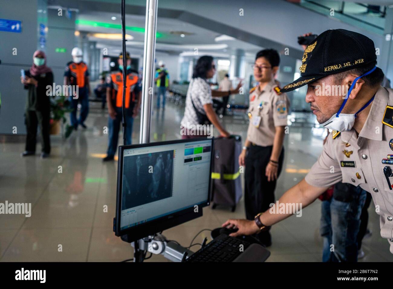 Officers crew the monitor hi-res stock photography and images - Alamy