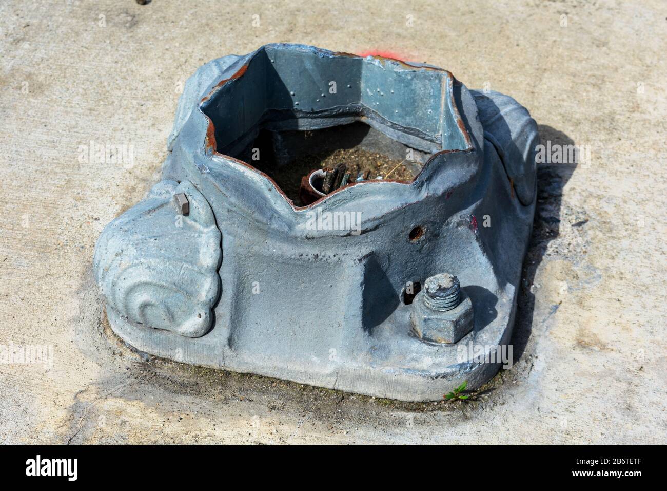 Street light base hi-res stock photography and images - Alamy