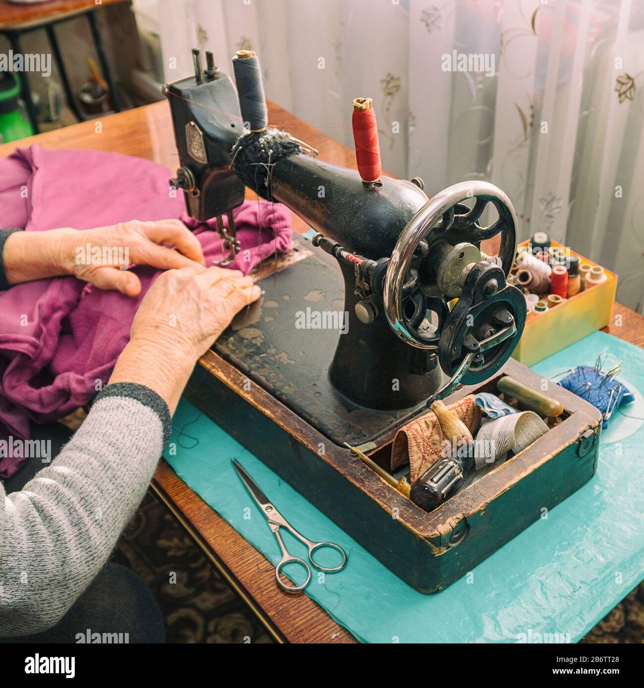 Sewing machine antique antiquity hi-res stock photography and images ...
