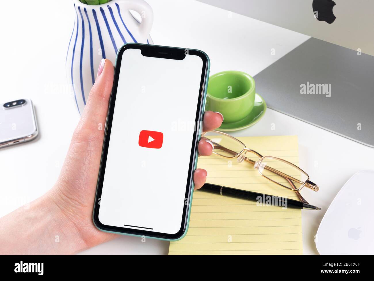 Youtube app icon hi-res stock photography and images - Alamy