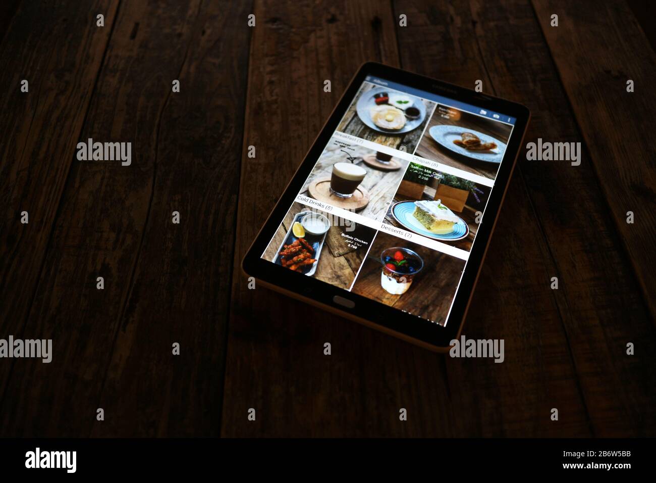 Technology in restaurants and cafes hi-res stock photography and images ...