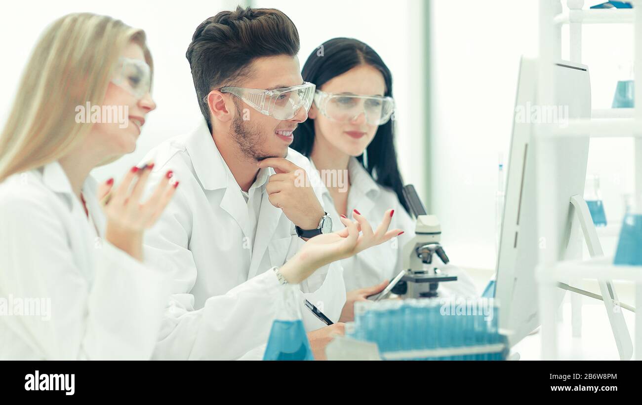 Team of scientists computer hi-res stock photography and images - Alamy