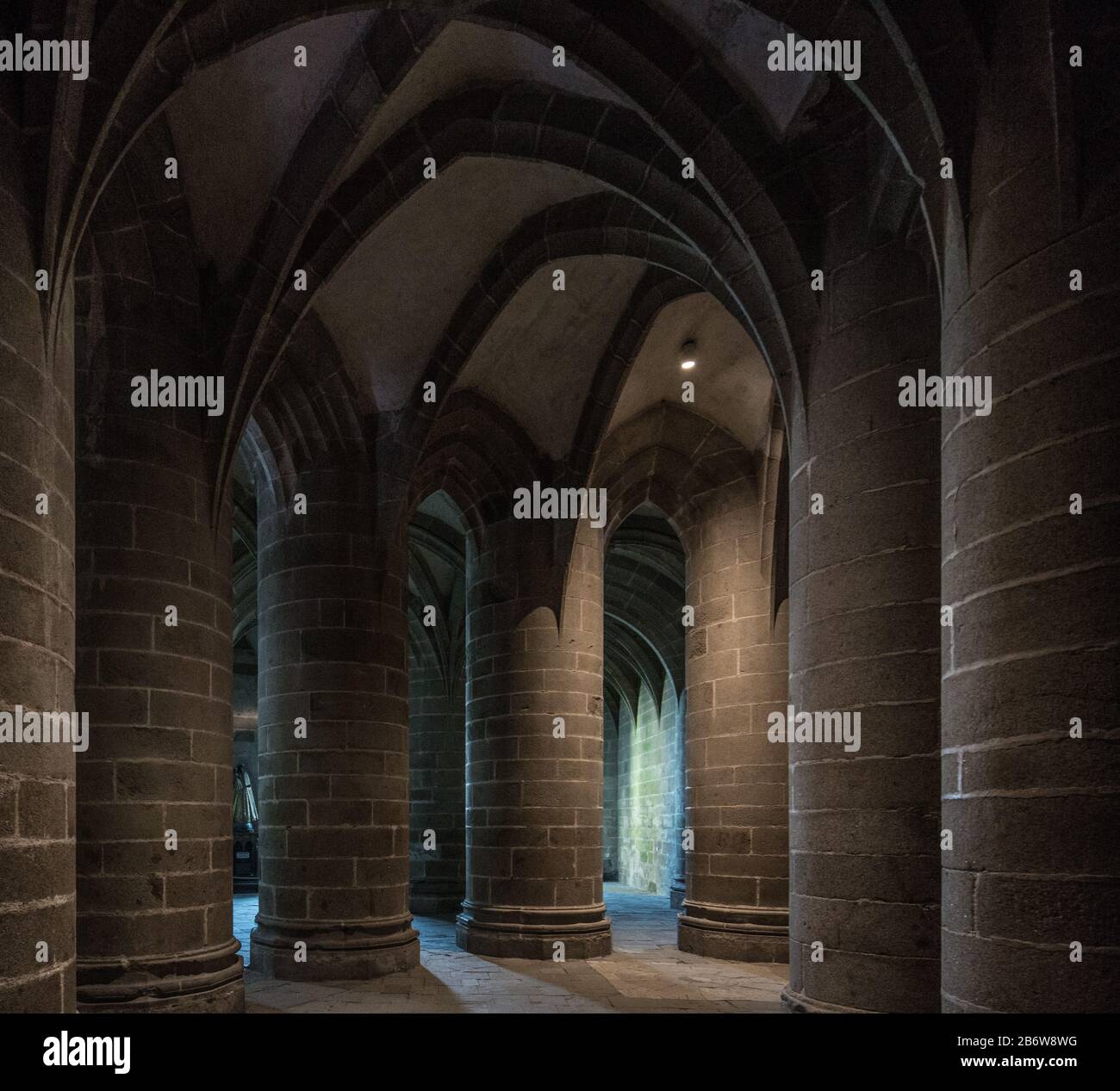 Mont-Saint-Michel, Klosterberg, Krypta der wuchtigen Säulen erbaut ...