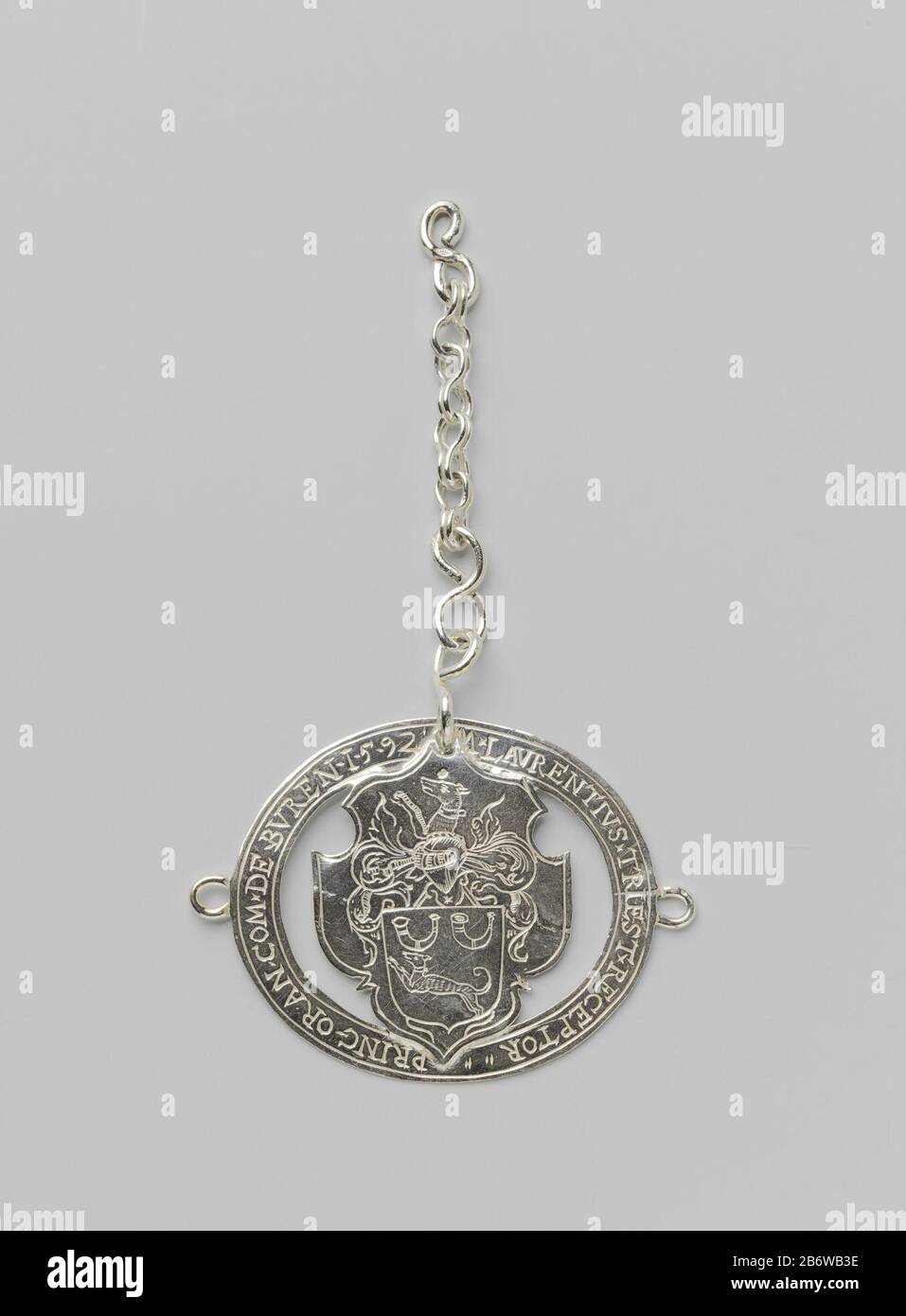 Insigne met een wapenschild en randschrift Insigne van zilver ...