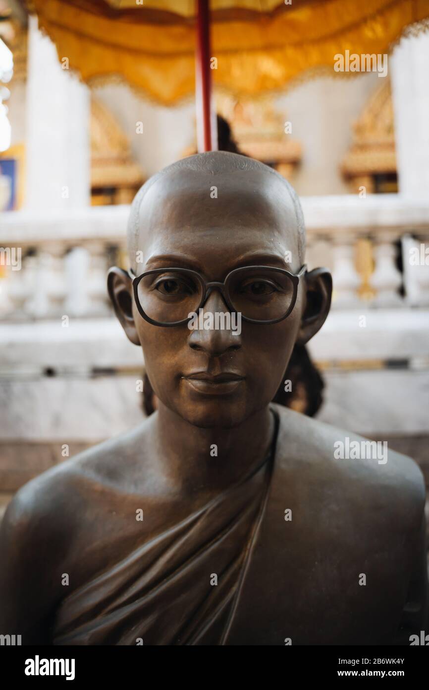 Bangkok monks statues hi-res stock photography and images - Alamy
