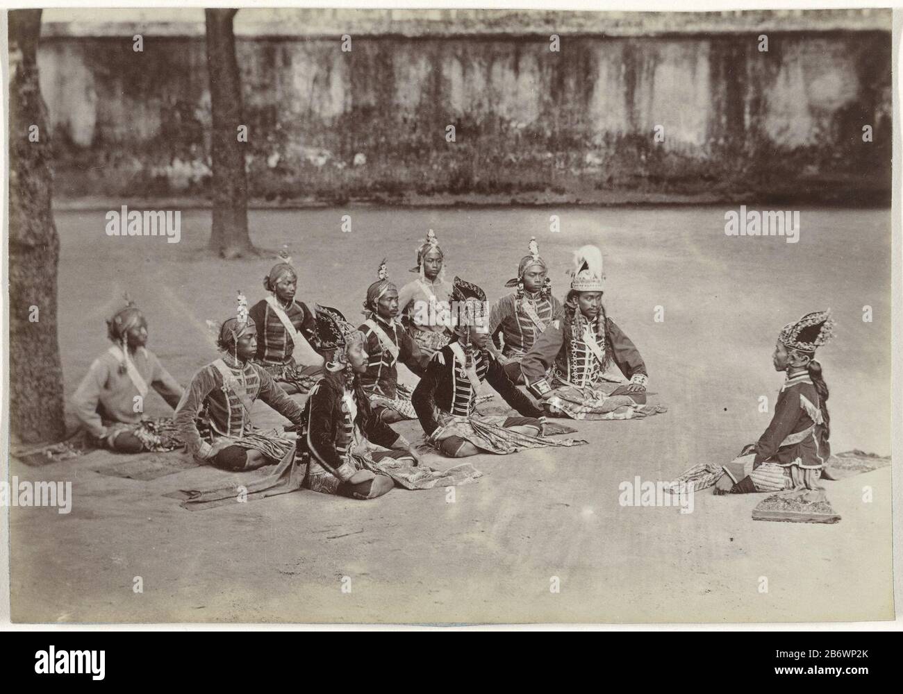 Sitting javanese men hi-res stock photography and images - Alamy