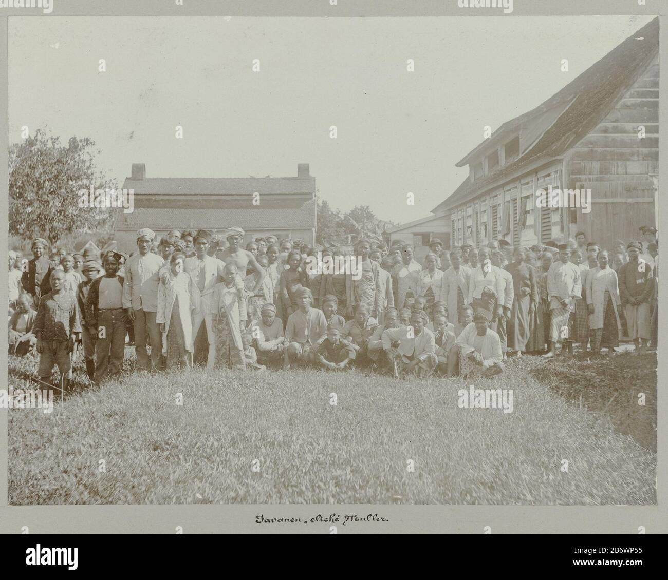 Javanen (titel op object) Group of Javanese contract workers in the so ...