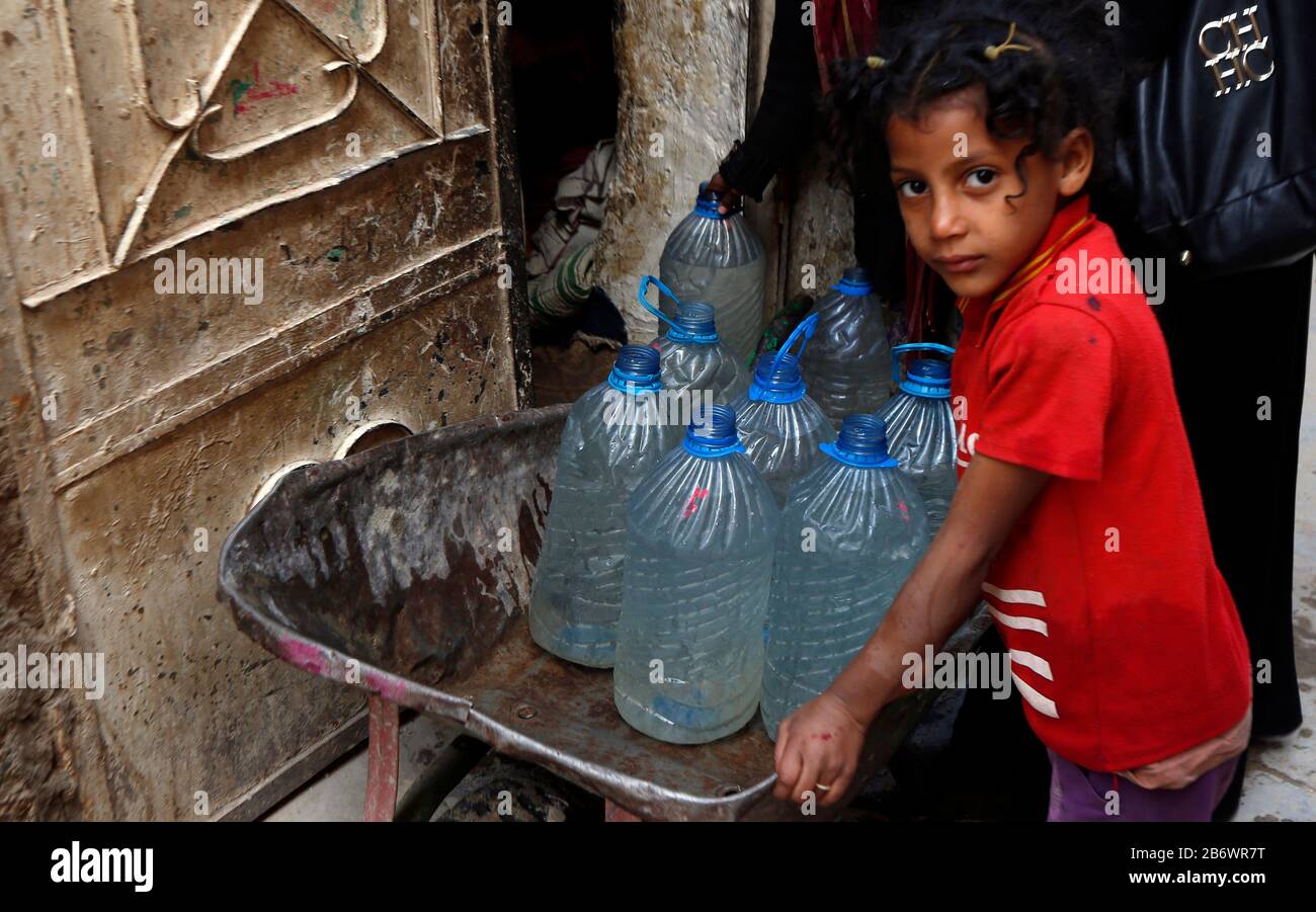 (200312) -- YEMEN, March 12, 2020 (Xinhua) -- A Yemeni girl helps her ...