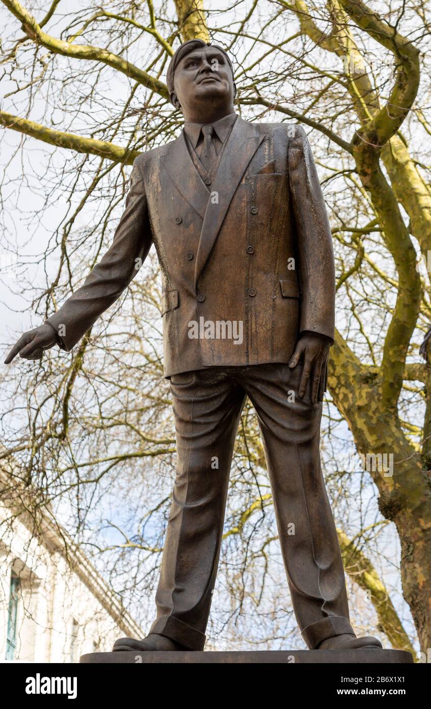 Bronze statue cardiff hi-res stock photography and images - Alamy