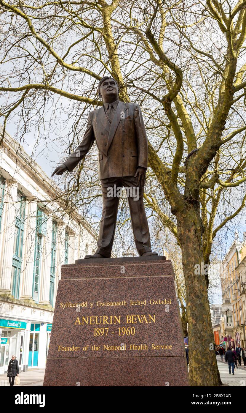 Statue bronze sculpture of politician Aneurin Bevan 1897-1960 in Queen ...