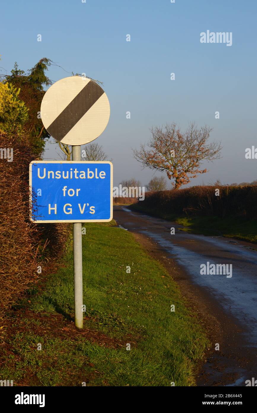 Warning sign of road unsuitable for hgv hi-res stock photography and ...
