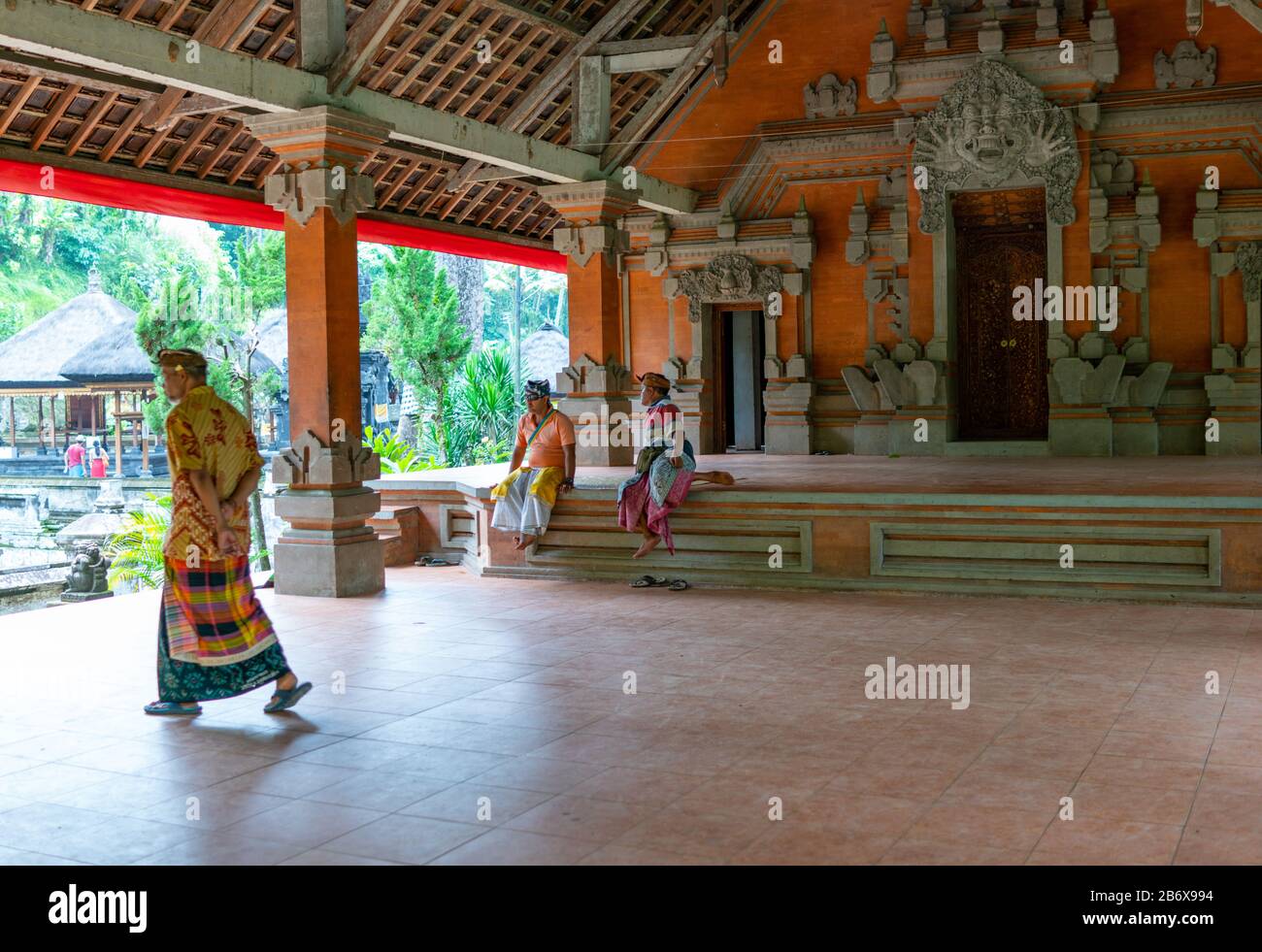 Local people in traditional dress in the goa gajah temple hi-res stock ...