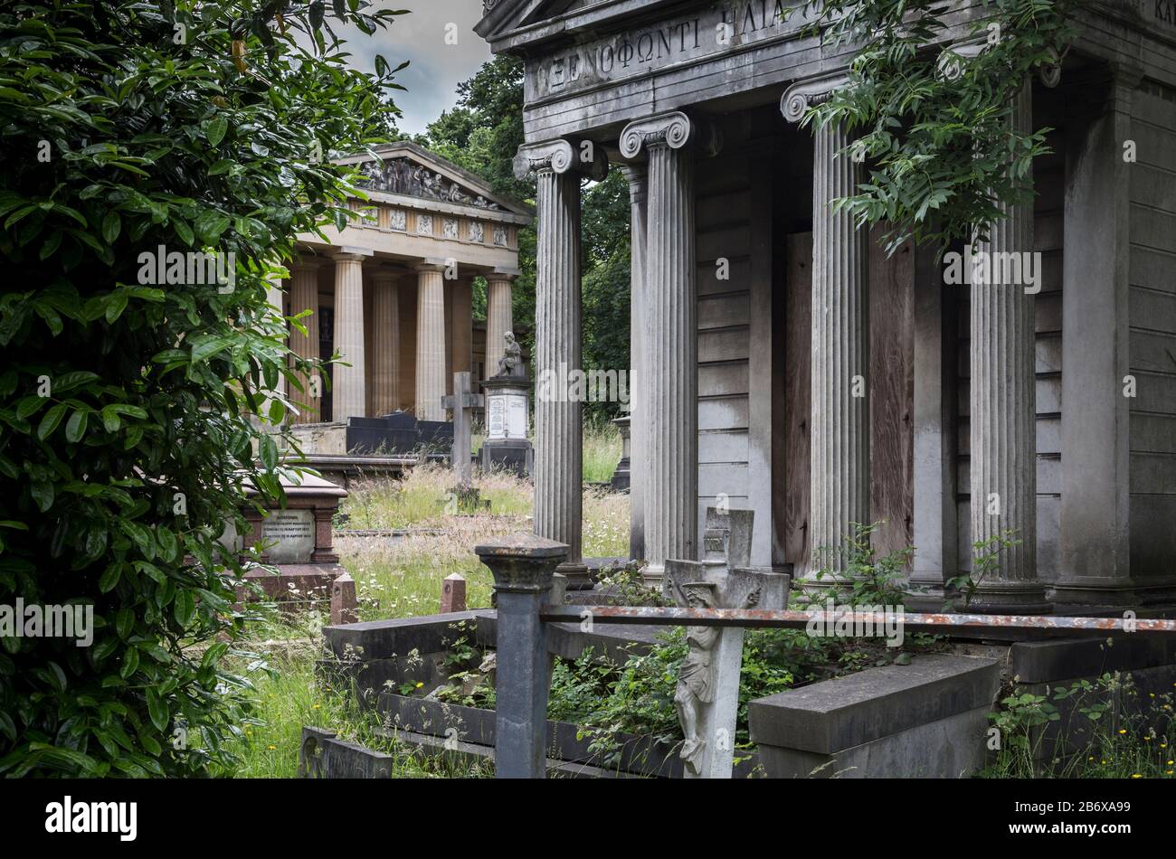 Victorian tombs hi-res stock photography and images - Alamy