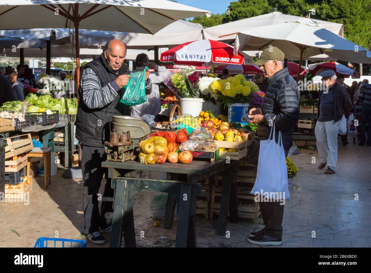 Outdoor market dubrovnik hi-res stock photography and images - Alamy