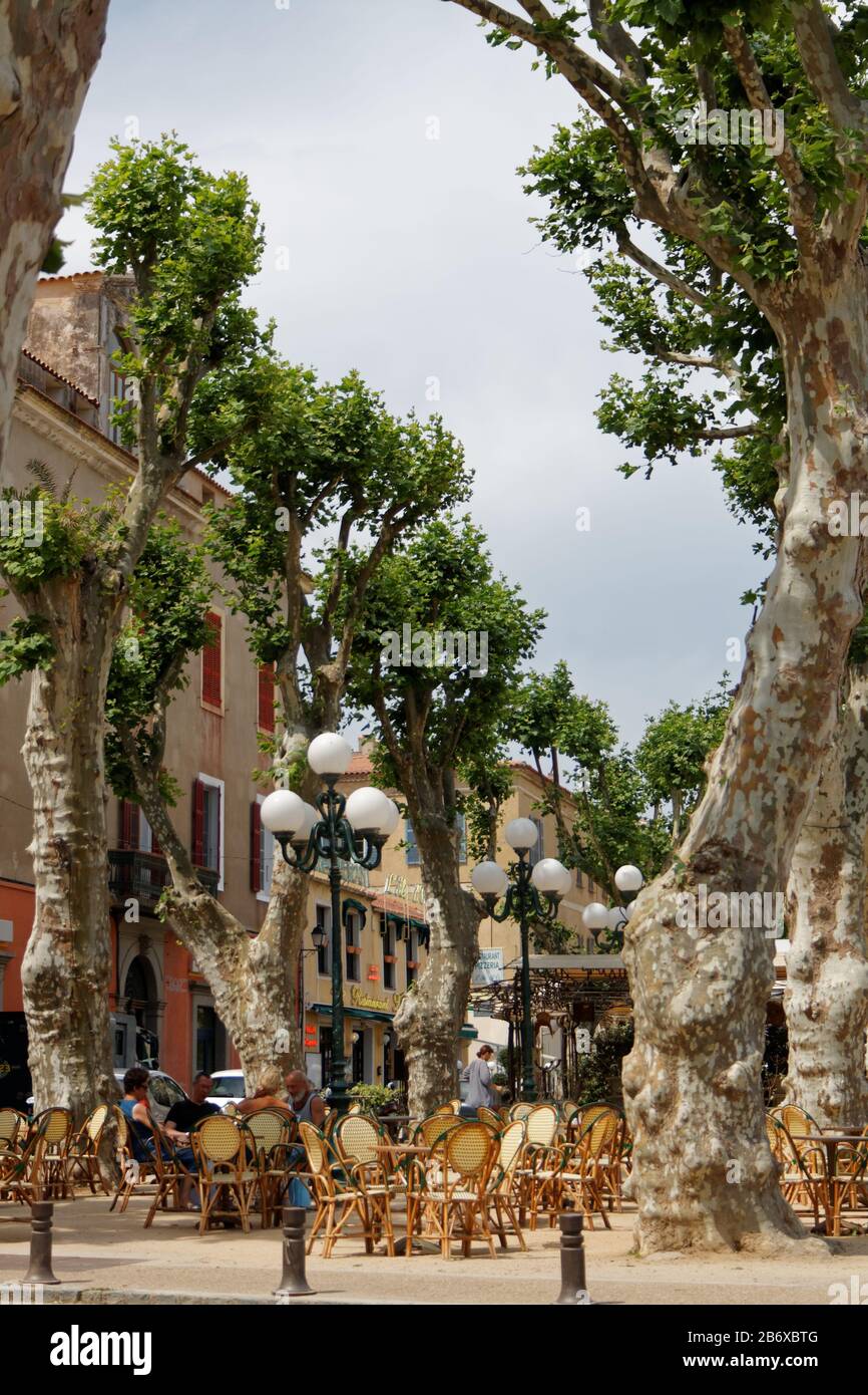 Street cafe in L'Île-Rousse Stock Photo - Alamy