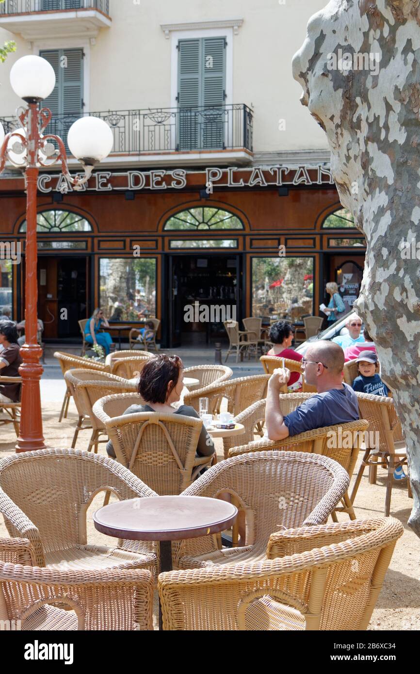 Street cafe in L'Île-Rousse Stock Photo - Alamy