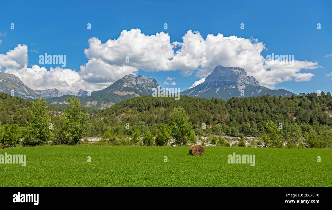 Foothills of the aragonese pyrenees hi-res stock photography and images ...