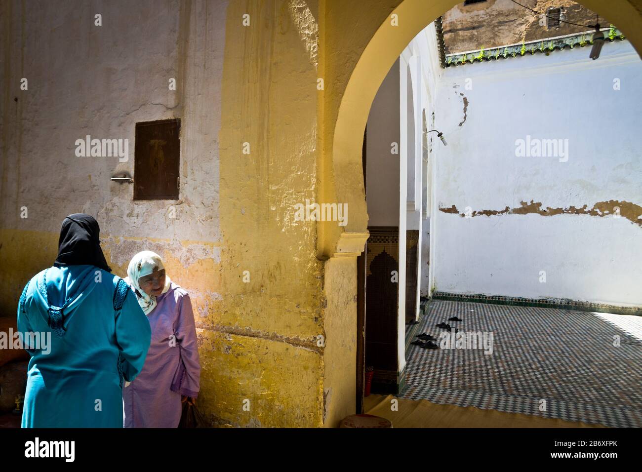 Moroccan women waiting in hi-res stock photography and images - Alamy