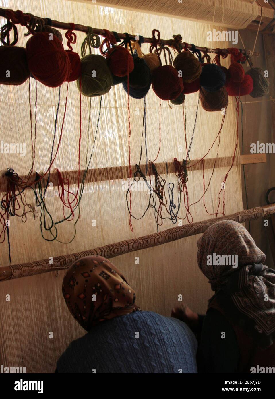 Women carpet weavers hi-res stock photography and images - Alamy