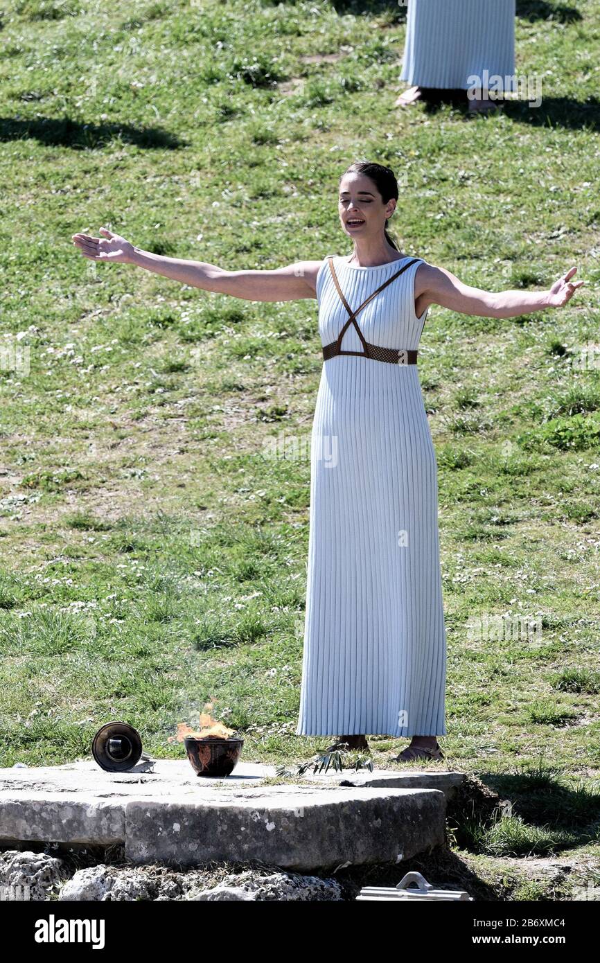 Greek priestess hi-res stock photography and images - Alamy