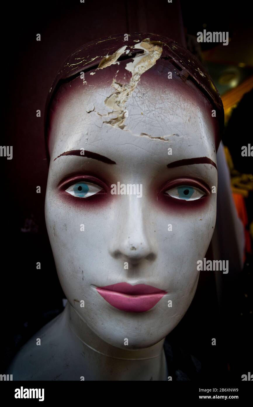 Cracked mannequin hi-res stock photography and images - Alamy