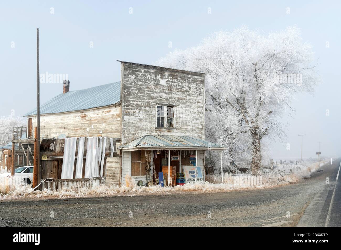 USA, Oregon, Pacific Northwest, abandoned Lawen store Stock Photo - Alamy