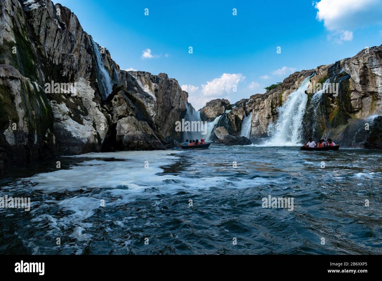 Coracle ride at Hogenakkal waterfalls, Tamil Nadu Stock Photo - Alamy