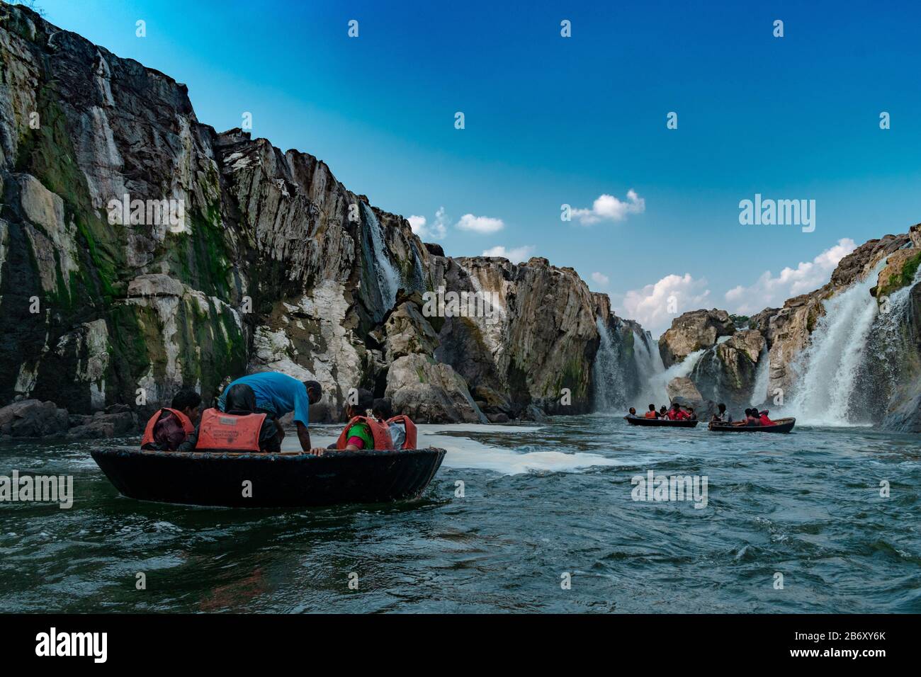 Coracle ride at Hogenakkal waterfalls, Tamil Nadu Stock Photo - Alamy