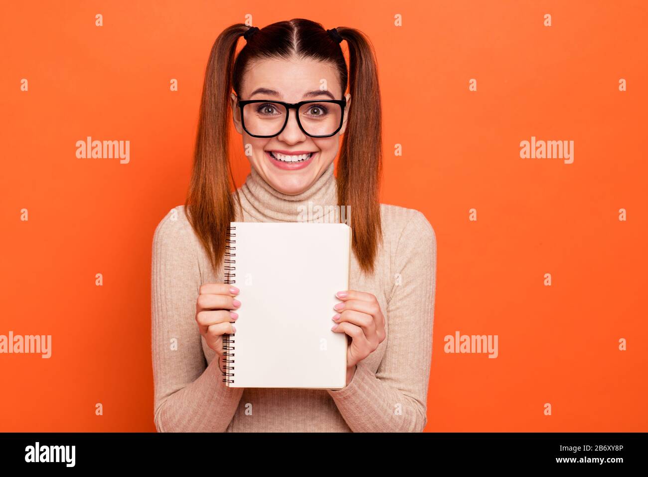 Close up photo beautiful amazing she her lady funky pretty hairdo hold ...