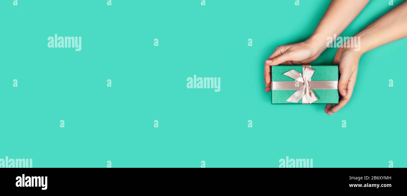 Womens hands holding gift hi-res stock photography and images - Alamy