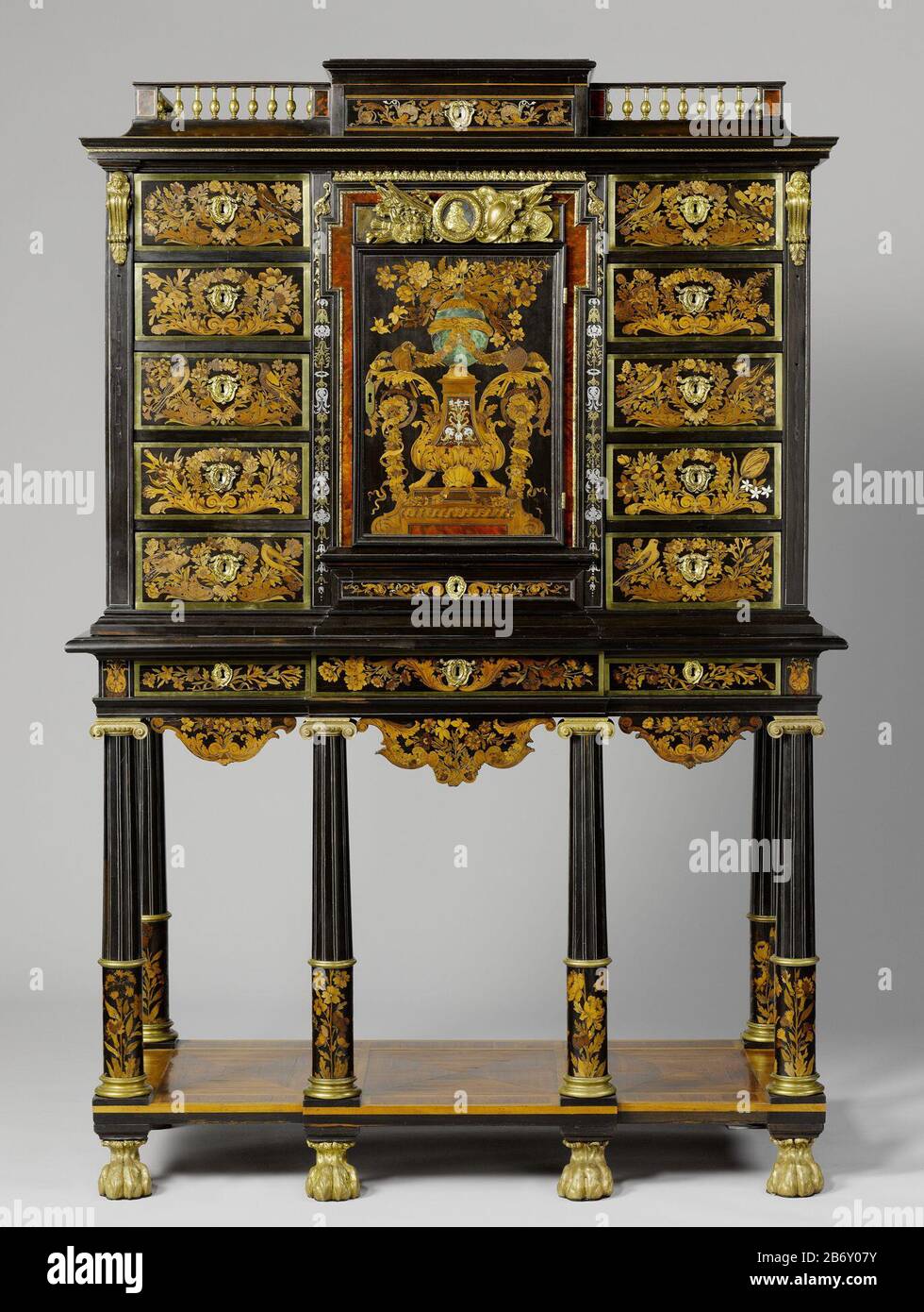 Kabinet Kabinet met marqueterie van verschillende houtsoorten, koper ...