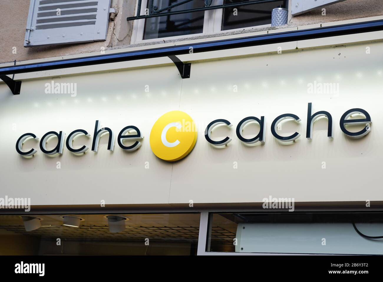 Bordeaux , Aquitaine / France - 01 22 2020 : cache cache logo store ...