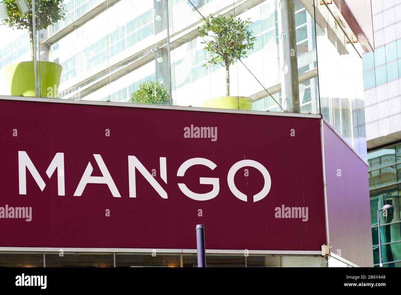 Mango clothes store exterior hi-res stock photography and images - Alamy