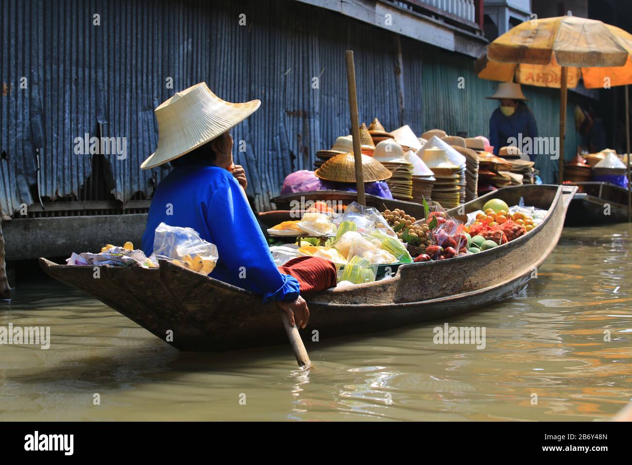 Damnoen Saduak floating market tour boat Stock Photo - Alamy