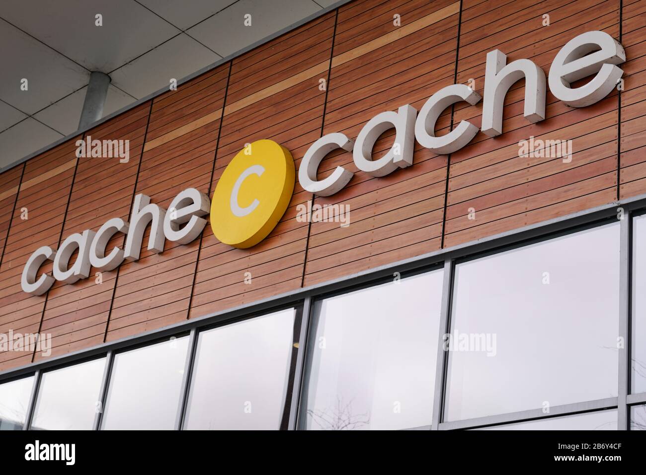 Bordeaux , Aquitaine / France - 02 20 2020 : cache-cache store shop ...