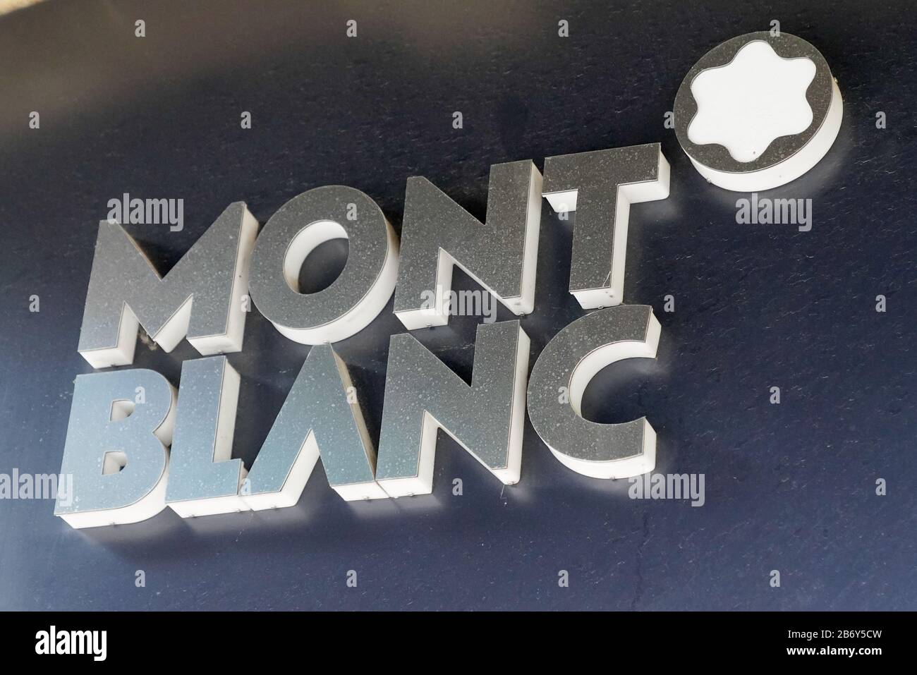 Montblanc pen hi-res stock photography and images - Alamy