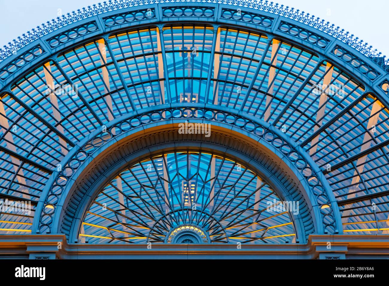 Royal opera house london exterior view hi-res stock photography and ...
