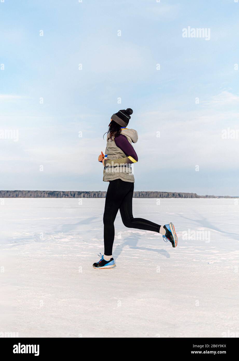 Female athlete running in snowy hi-res stock photography and images - Alamy
