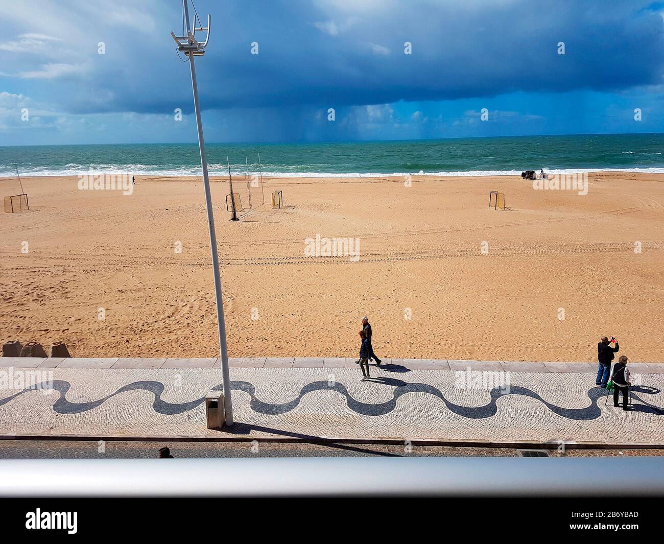 Impressionen: Wellen am Strand von Nazare, Portugal Stock Photo - Alamy