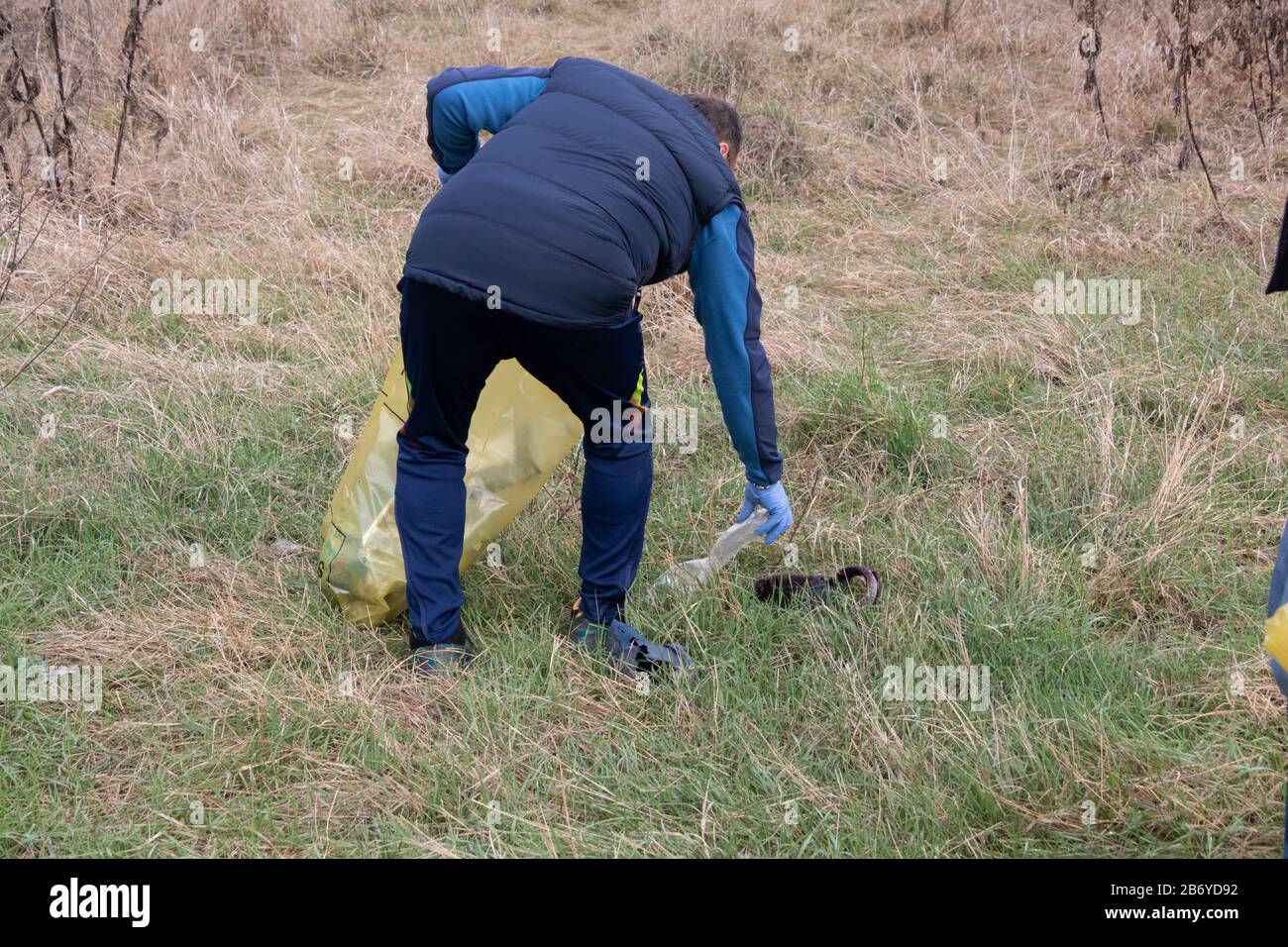 Man littering hi-res stock photography and images - Alamy