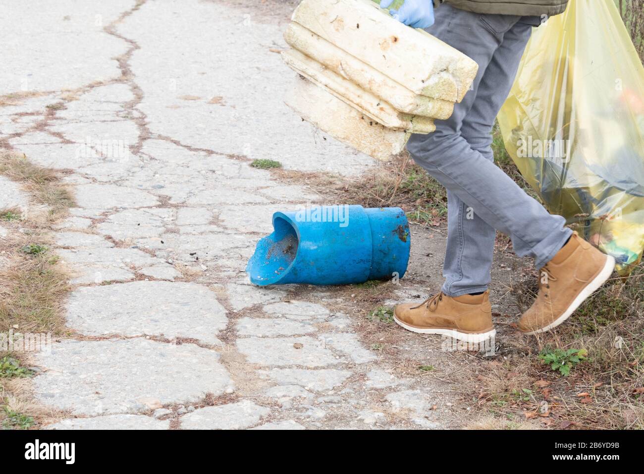 Man littering hi-res stock photography and images - Alamy
