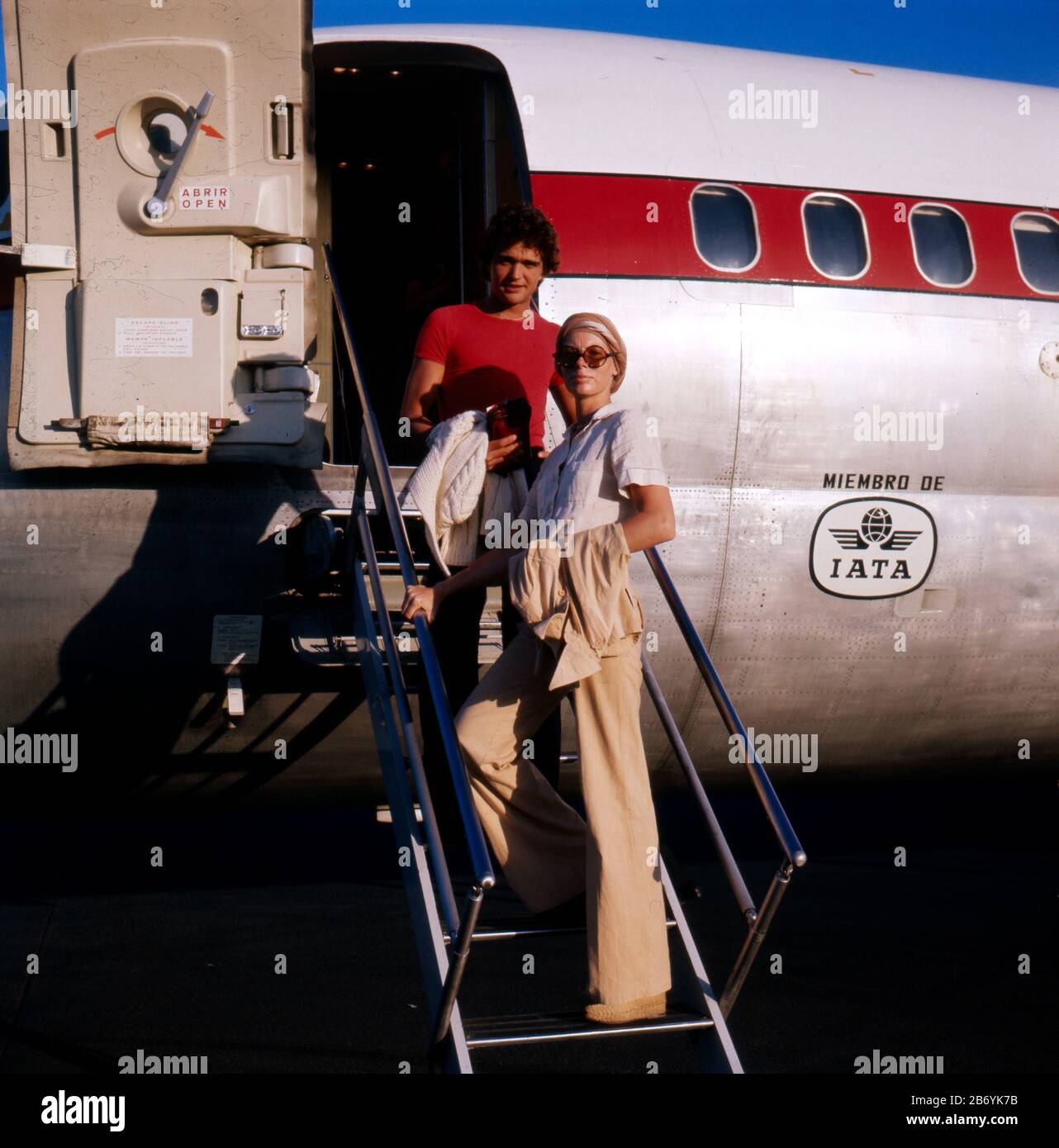 Deutsche Sängerin Su Kramer posiert mit einem Freund am Flugzeug, mitte ...