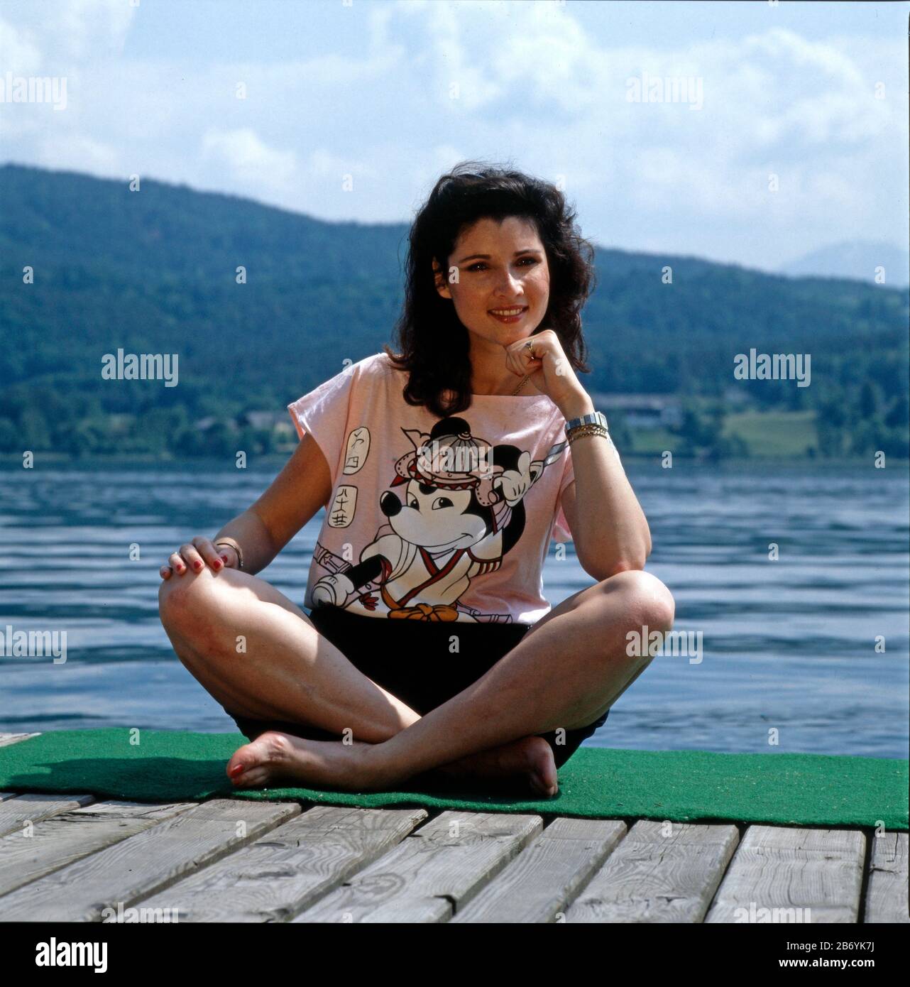 Sonja Tuchmann, deutsche Schauspielern, beim Posieren an einem See ...